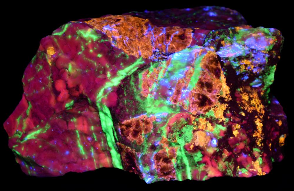 FOMS - Fluorescent sphalerite, calcite, willemite under longwave UV light