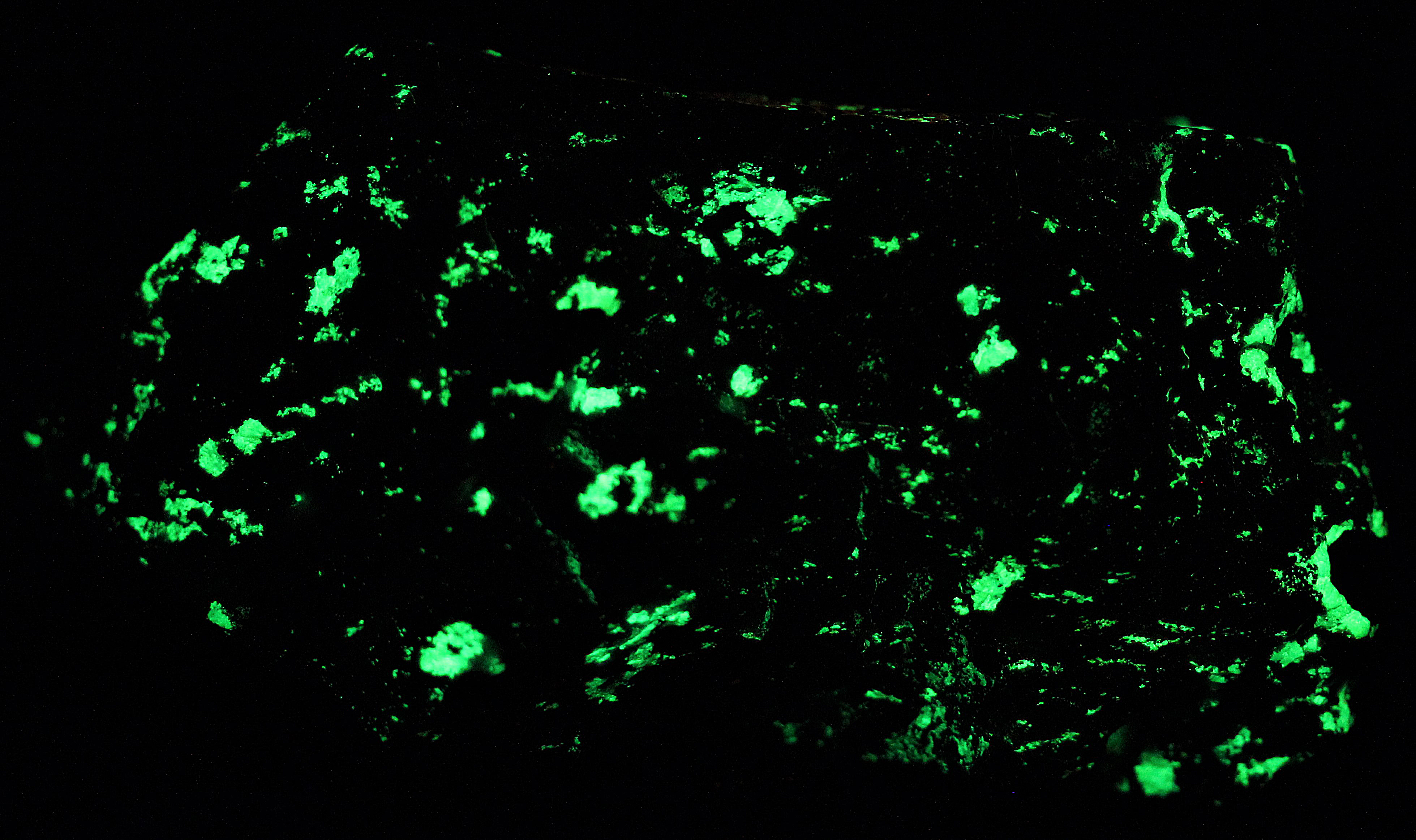 FOMS - Diopside "zinc schefferite", willemite with minor franklinite ...