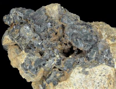 FOMS - Edenite - Franklin Mineral Information
